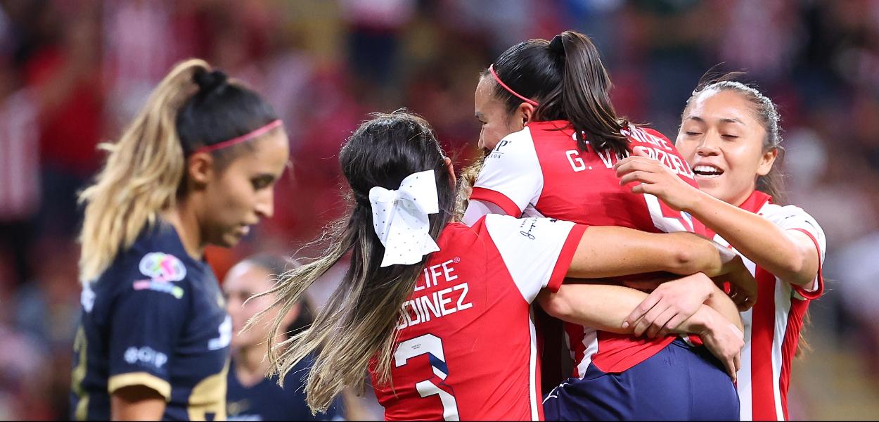 Chivas Femenil sigue imparable y golea a Pumas en el Akron